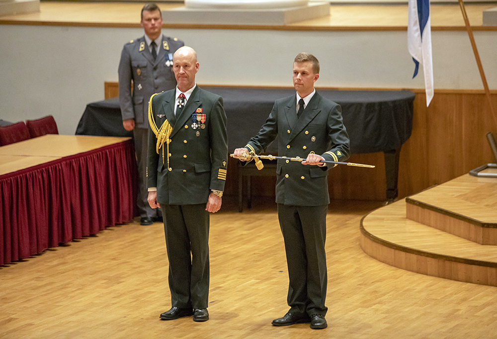Kadettikurssien priimuksia palkittiin Helsingin yliopiston juhlasalissa ...